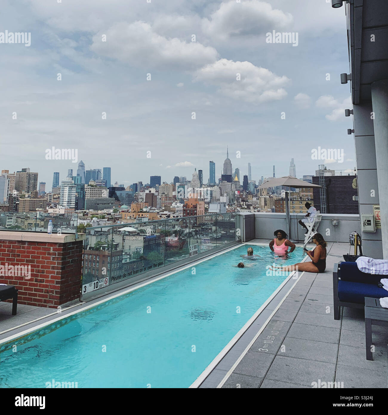New york hotel rooftop hi-res stock photography and images - Alamy