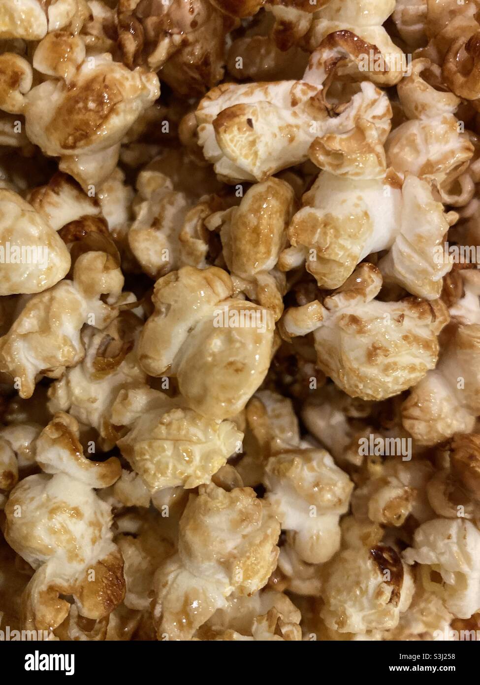 Delicious caramelized popcorn from closeup Stock Photo - Alamy