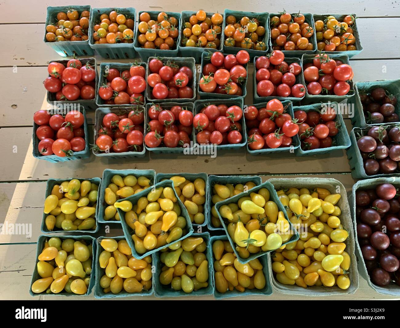 Pear cherry tomato hi-res stock photography and images - Alamy