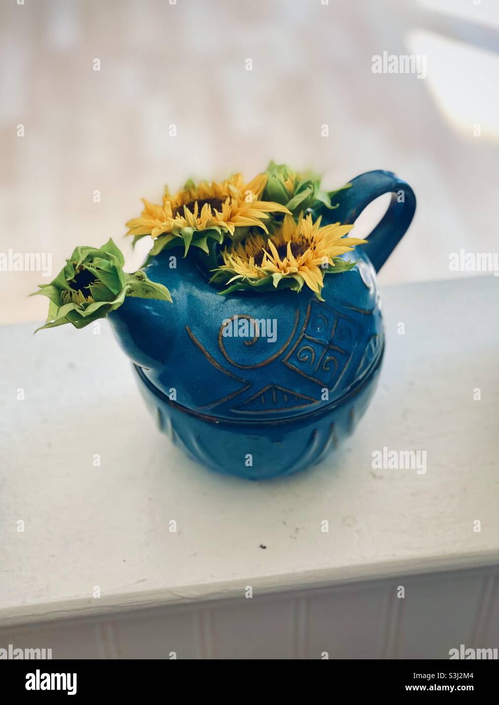 Teacup of flowers hi-res stock photography and images - Alamy