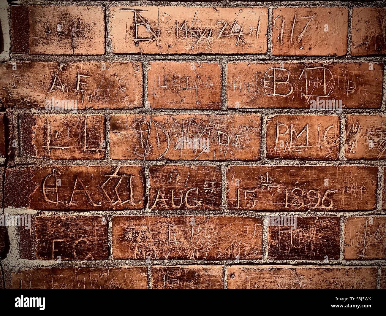 Graffiti brick wall hi-res stock photography and images - Alamy