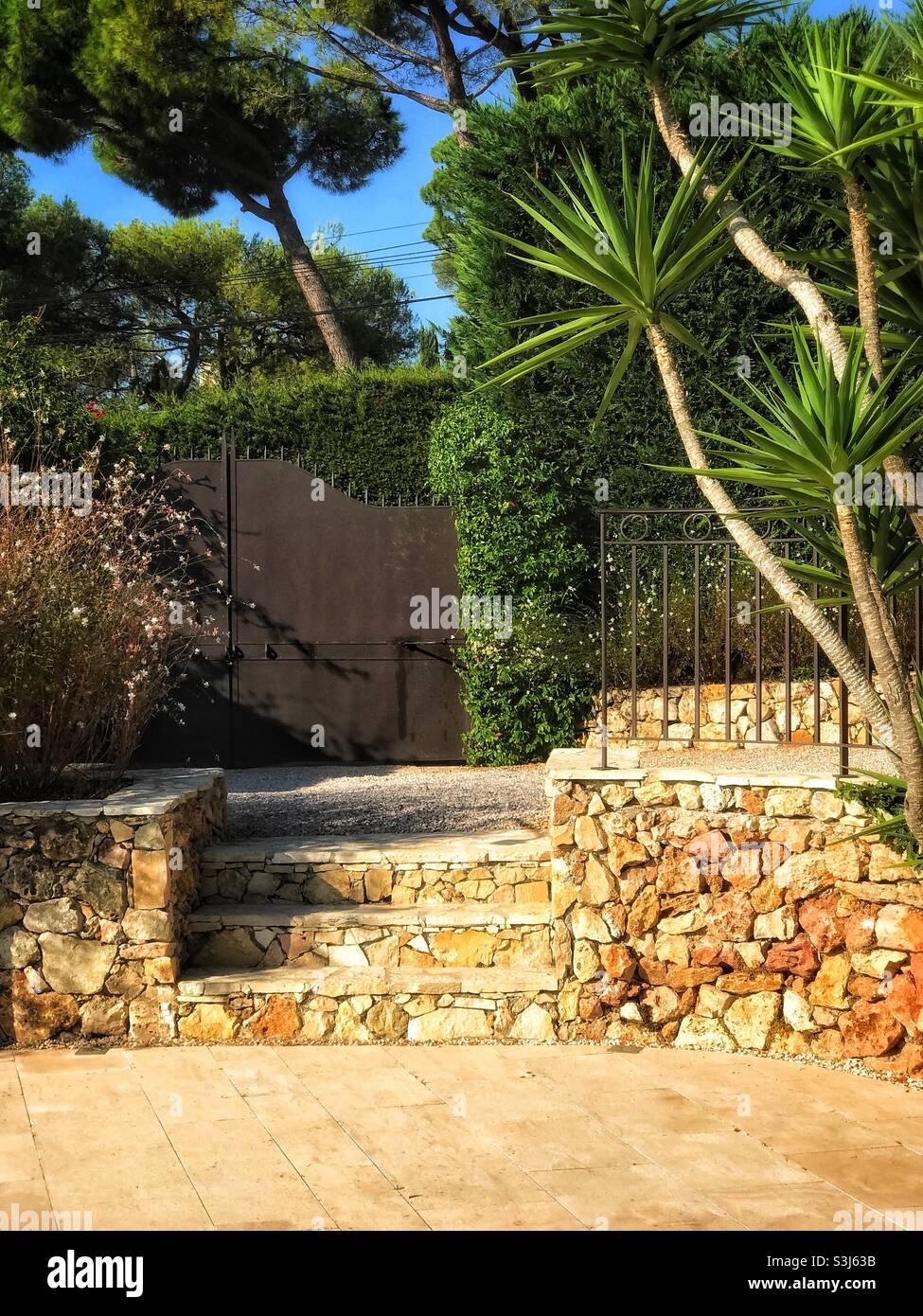 Villa gate hi-res stock photography and images - Alamy