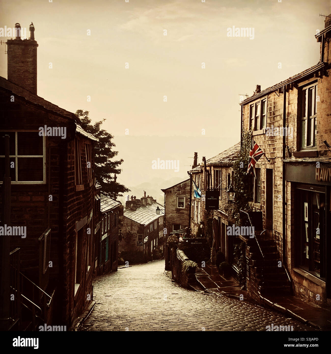 Top of the hill in Haworth, cobbled street Stock Photo - Alamy