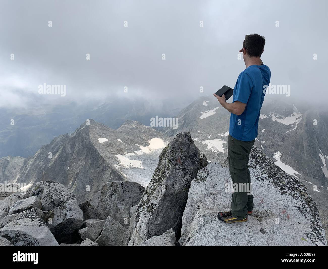 Top of mountain look down hi-res stock photography and images - Alamy