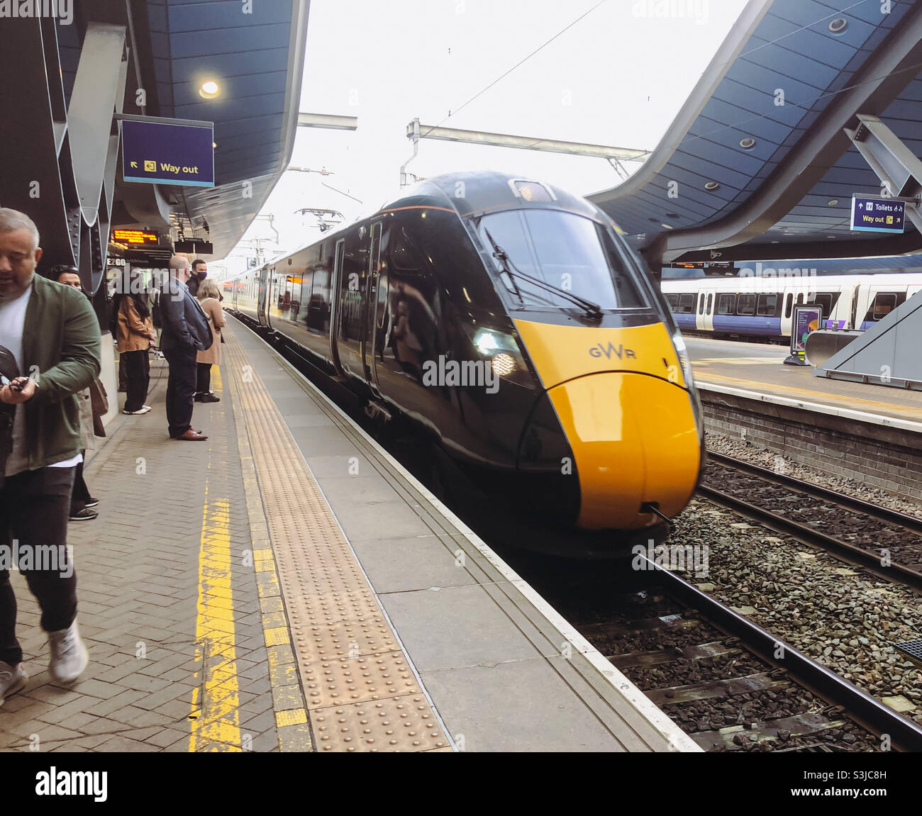 A GWR train arrives at the platform at Reading Railway Station Stock ...