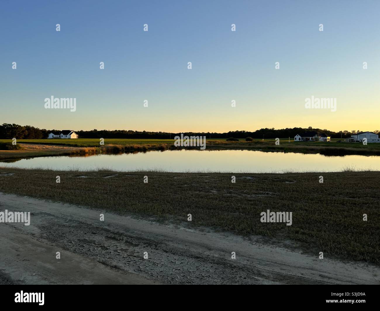 Driveway pond hi-res stock photography and images - Alamy