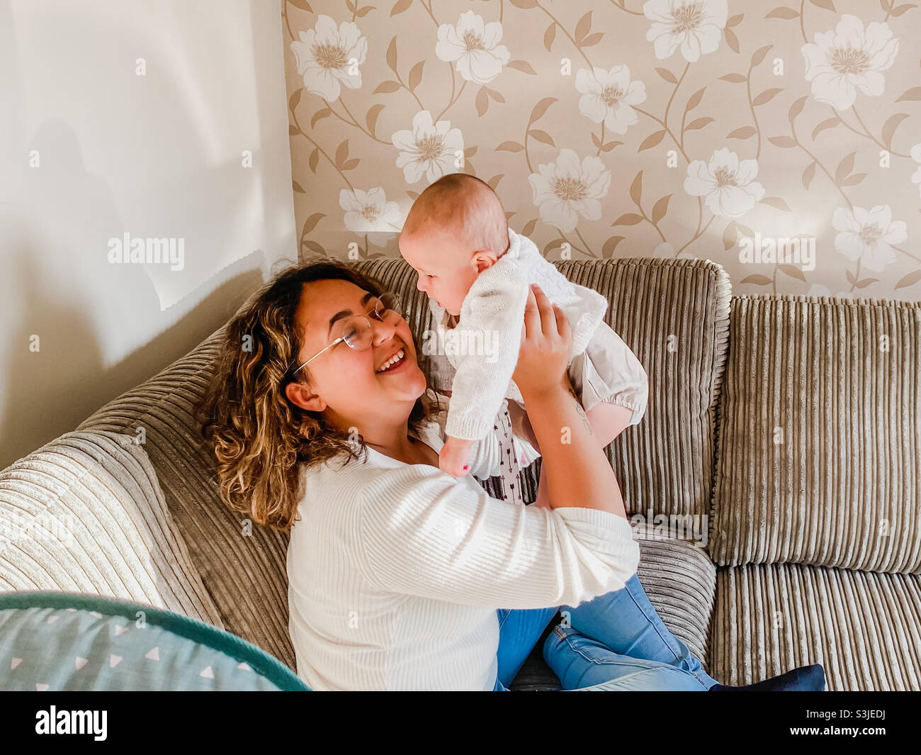 Mum and daughter laughing hi-res stock photography and images - Alamy