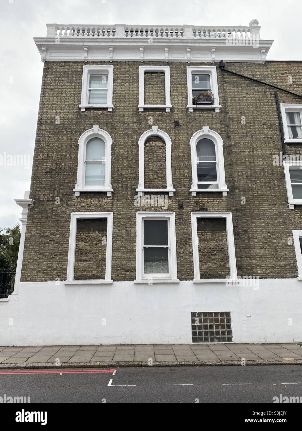 House boarded up windows hi-res stock photography and images - Alamy