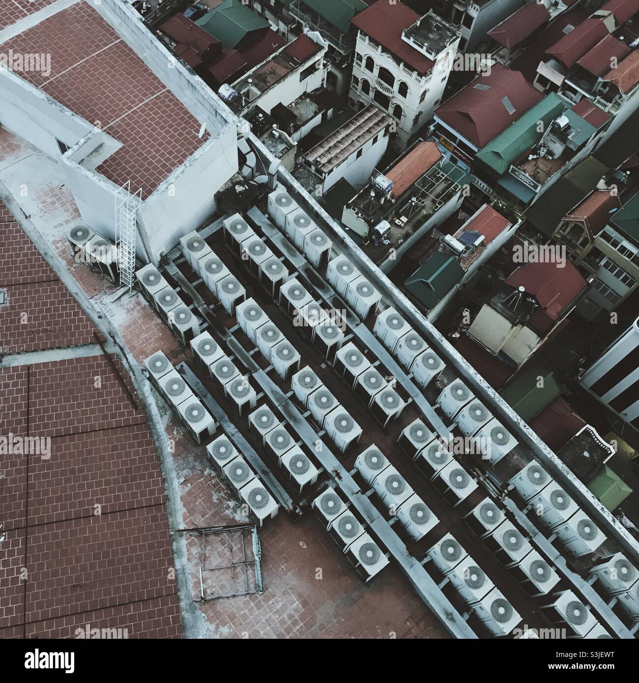 Rooftop aircon hi-res stock photography and images - Alamy