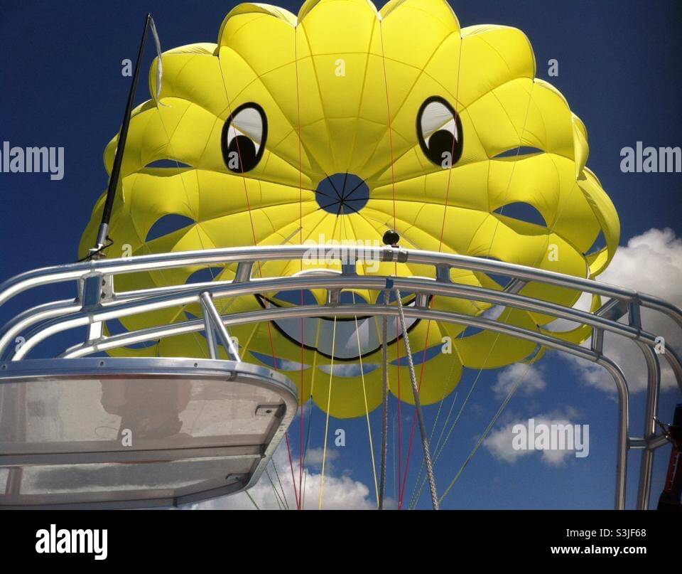 Smiley parasail hi-res stock photography and images - Alamy
