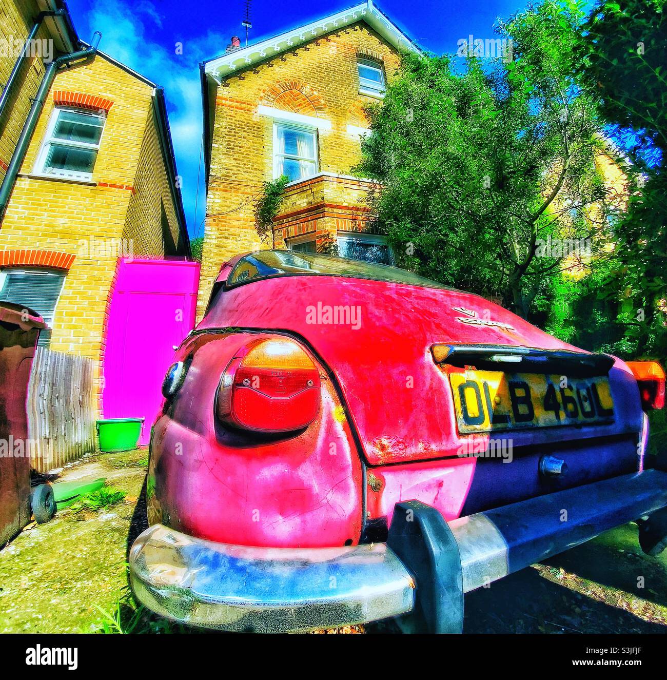 Rusty Saab car in a front garden Stock Photo - Alamy