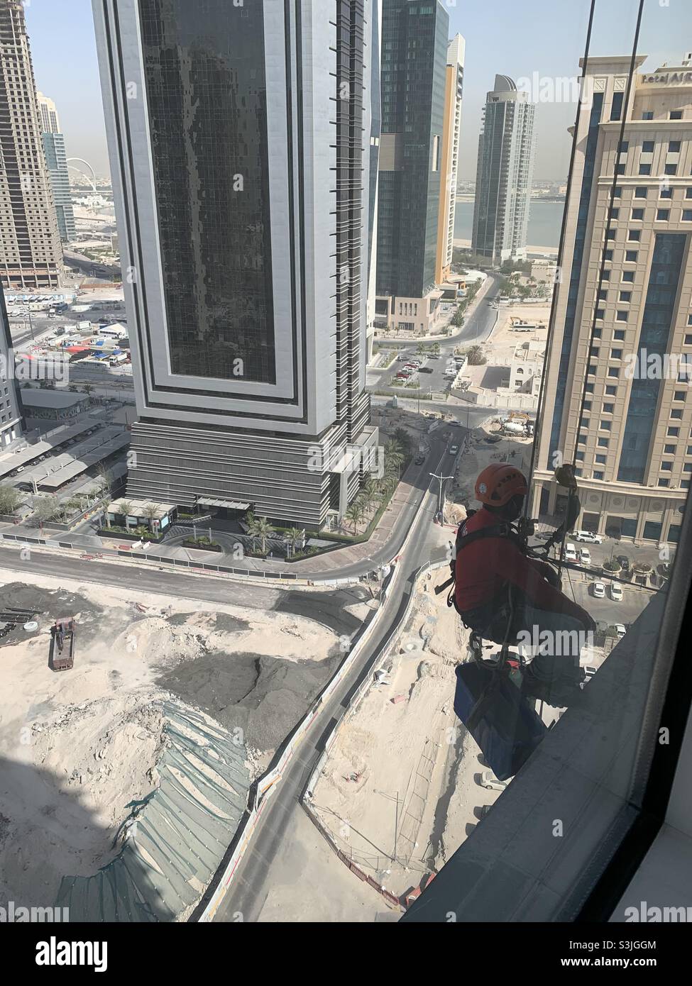 Skyscraper cleaning hi-res stock photography and images - Alamy