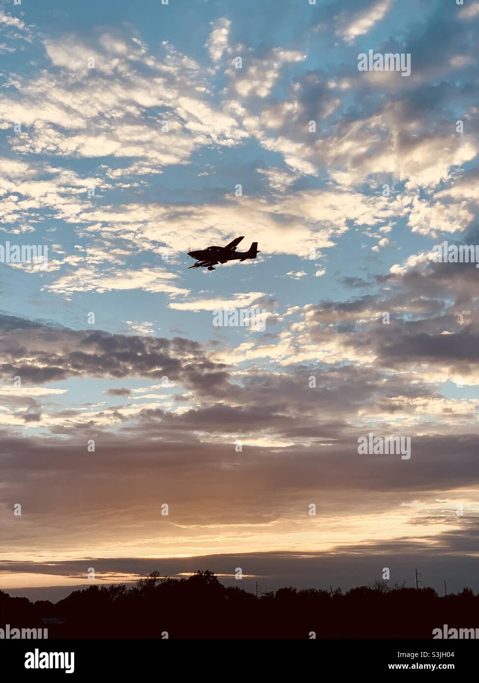 Flying sunset airport hi-res stock photography and images - Alamy