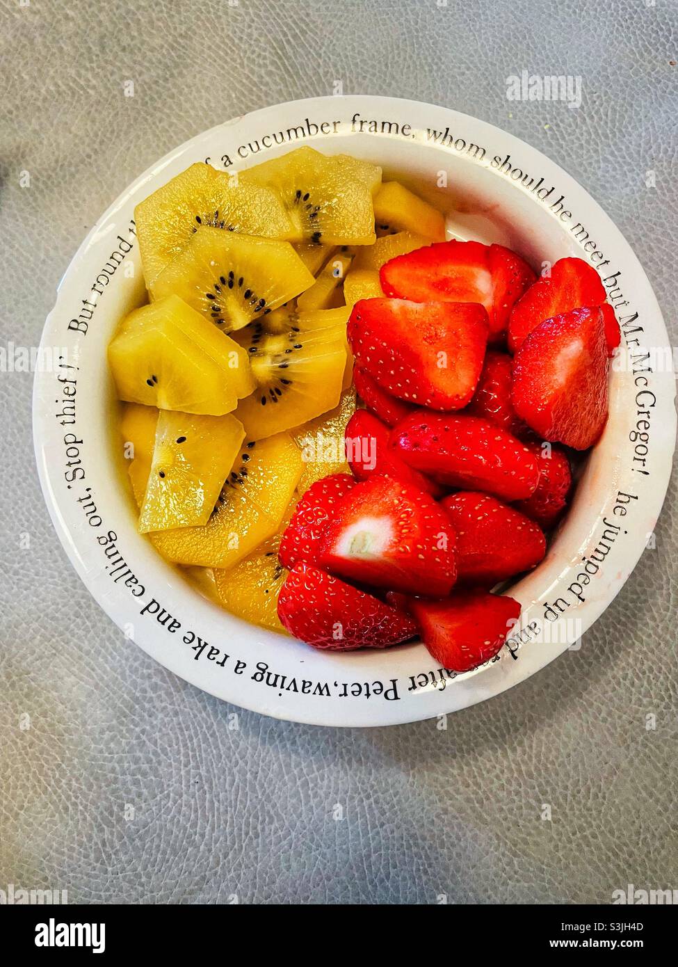 Fresh fruit in a child’s Peter Rabbit bowl Stock Photo - Alamy