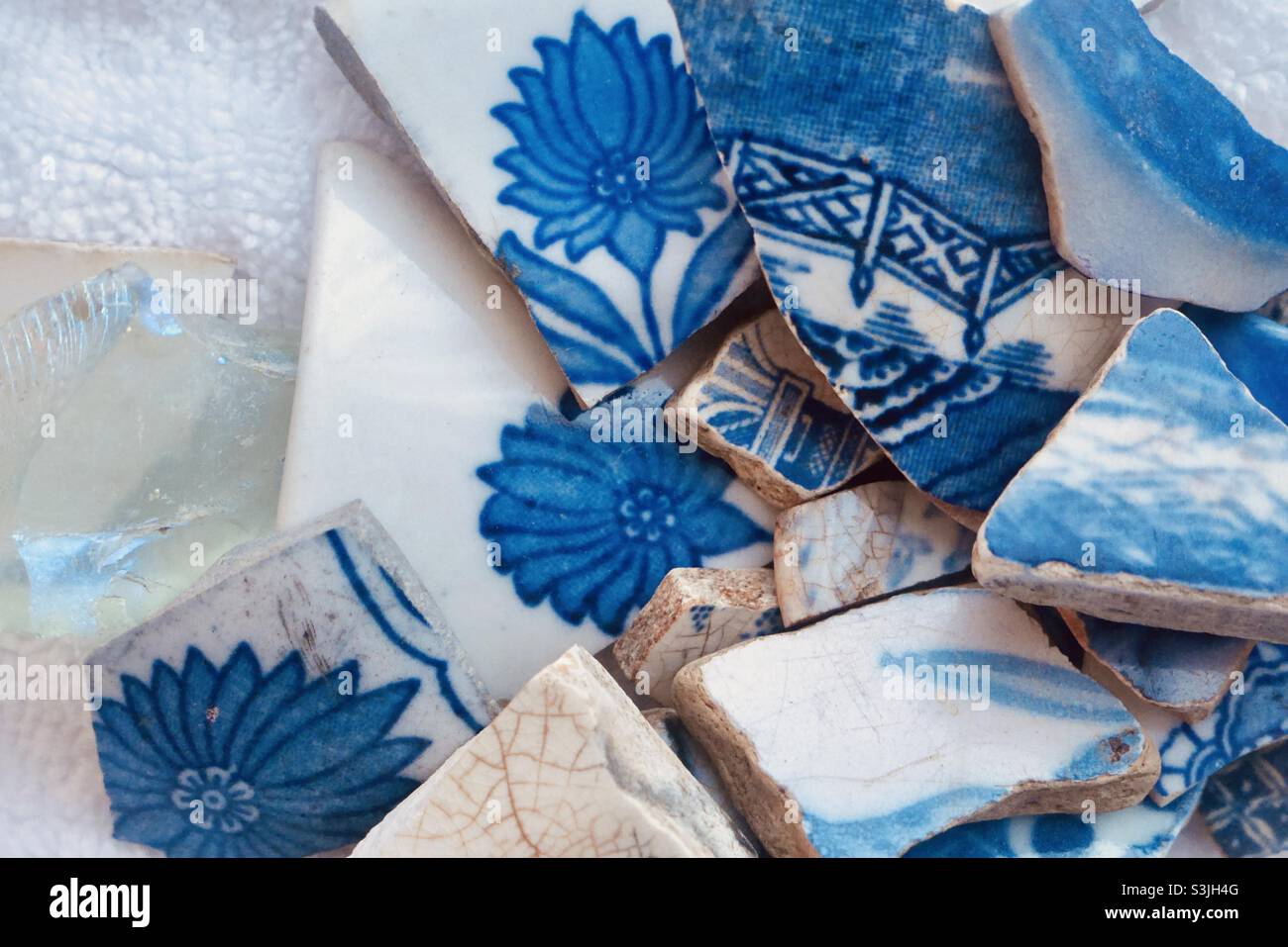 Blue pottery pattern hi-res stock photography and images - Alamy