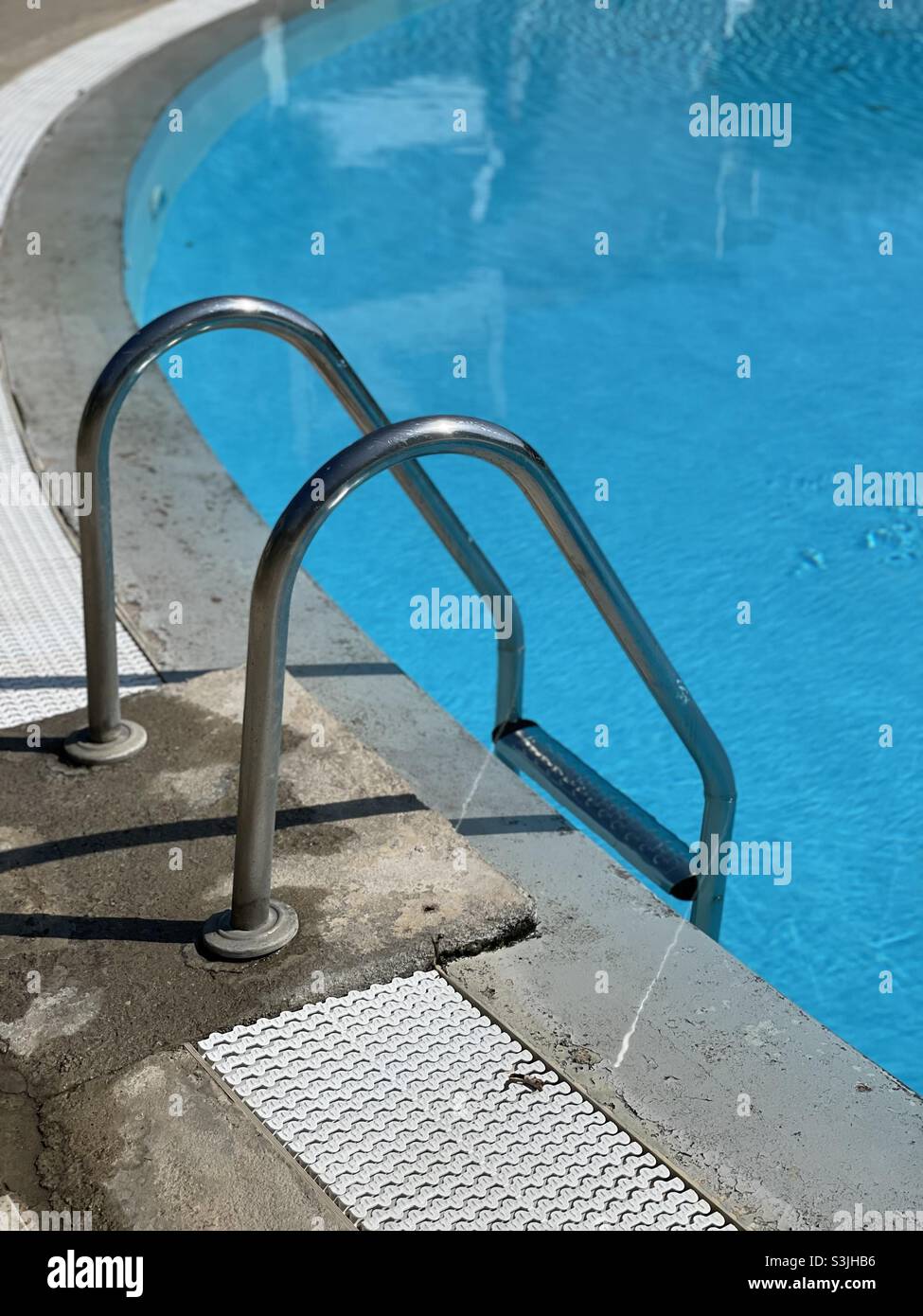 Pool stairs hi-res stock photography and images - Alamy