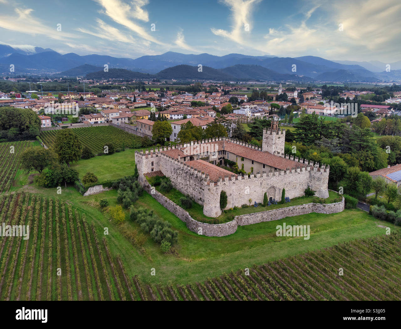 Farm castle hi-res stock photography and images - Alamy