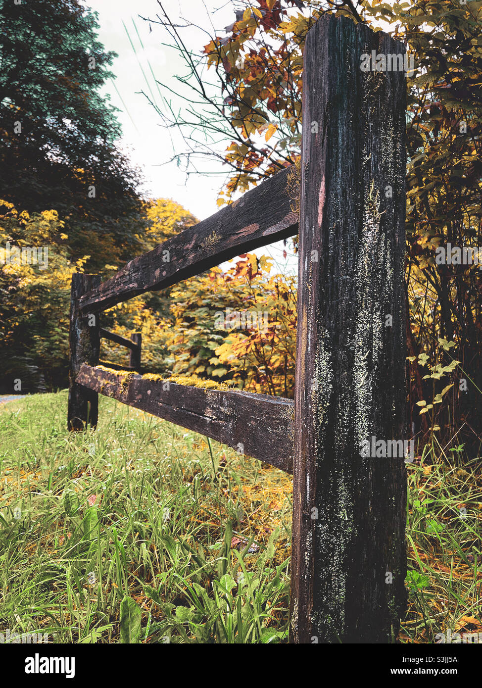 Rustic fence hi-res stock photography and images - Alamy