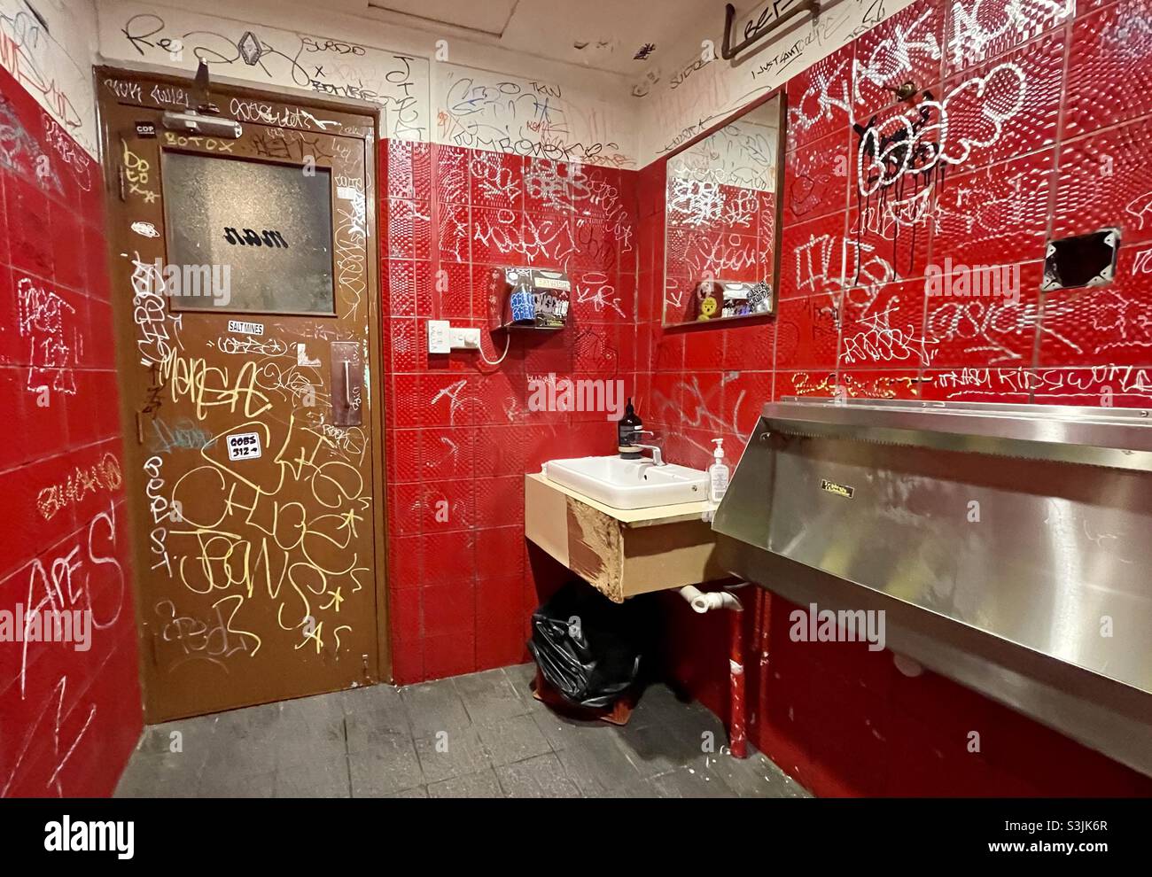 Graffiti on restroom door hi-res stock photography and images - Alamy