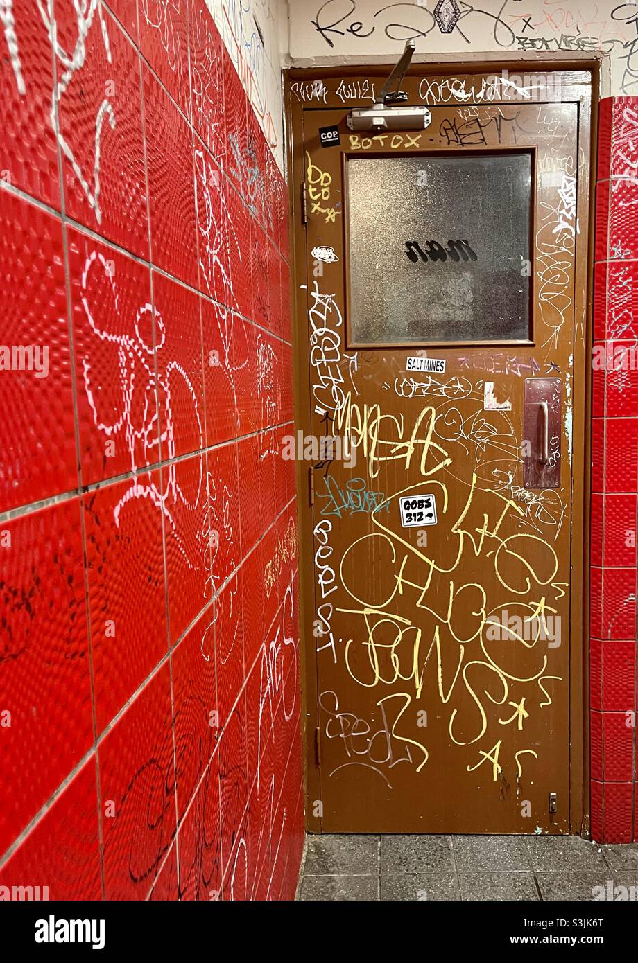 Graffiti door door toilet hi-res stock photography and images - Alamy