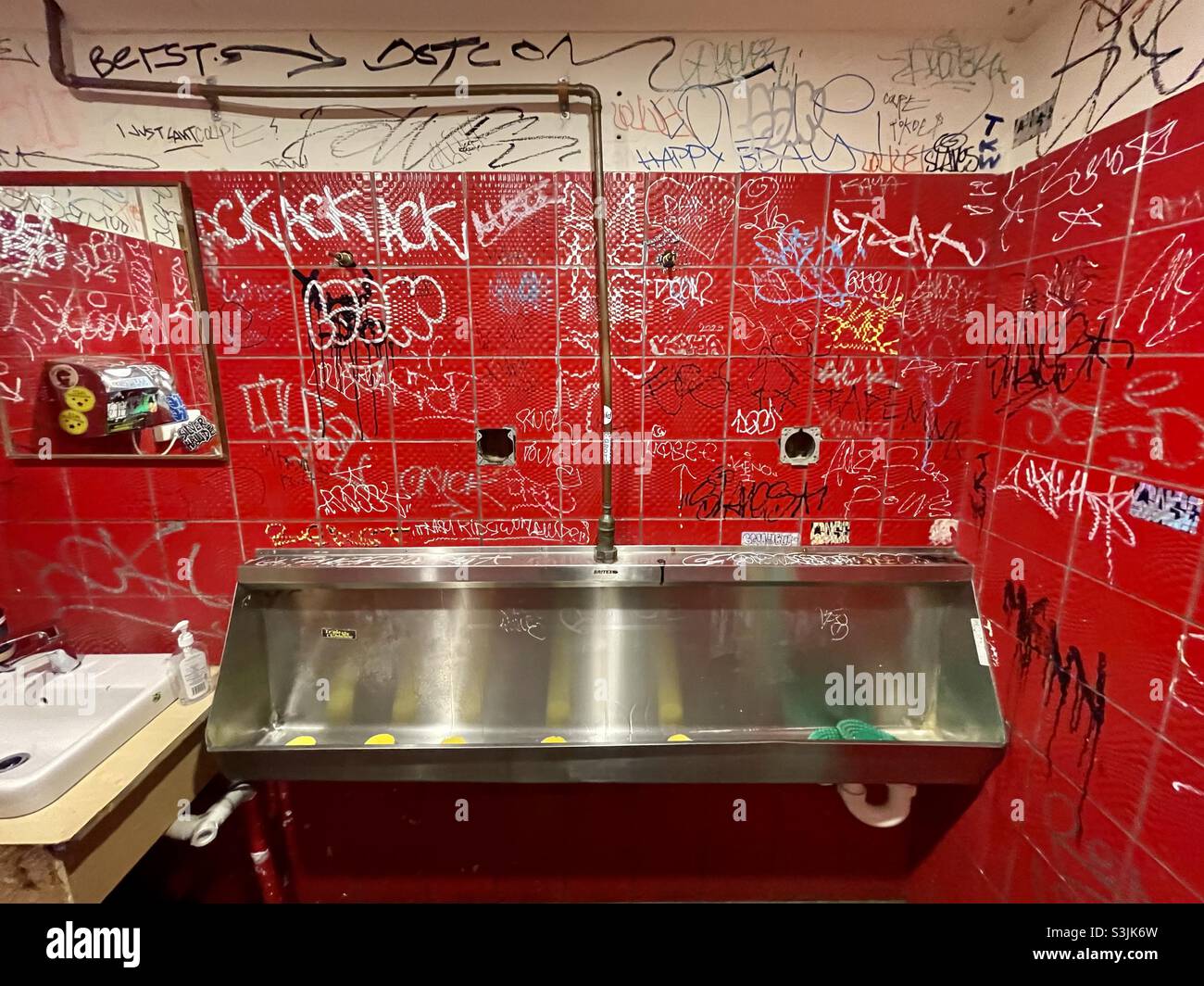 Urinal graffiti hi-res stock photography and images - Alamy