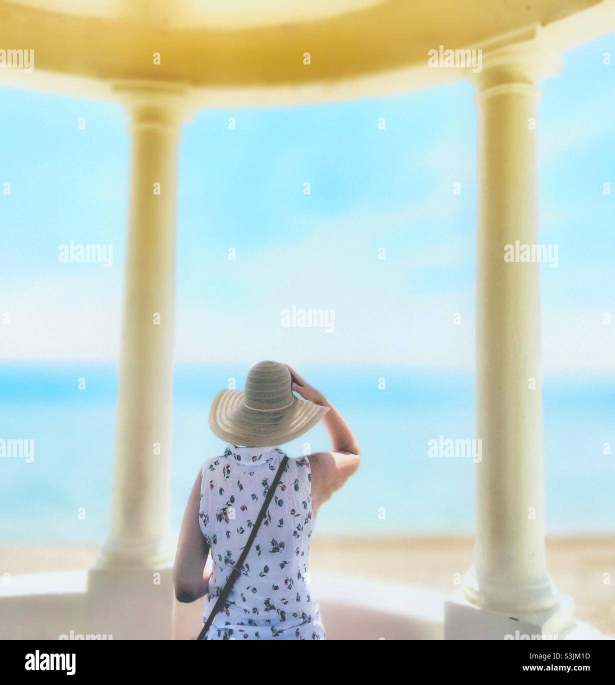 Looking at columns hi-res stock photography and images - Alamy