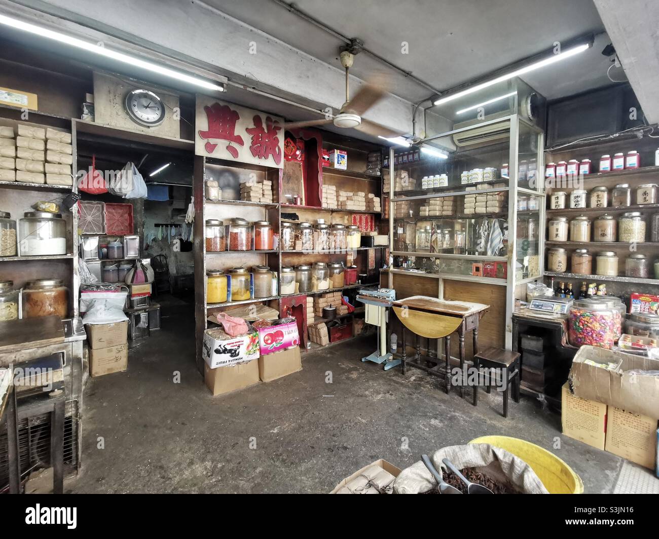 A traditional spice shop in Mong Kok, Kowloon,Hong Kong Stock Photo - Alamy