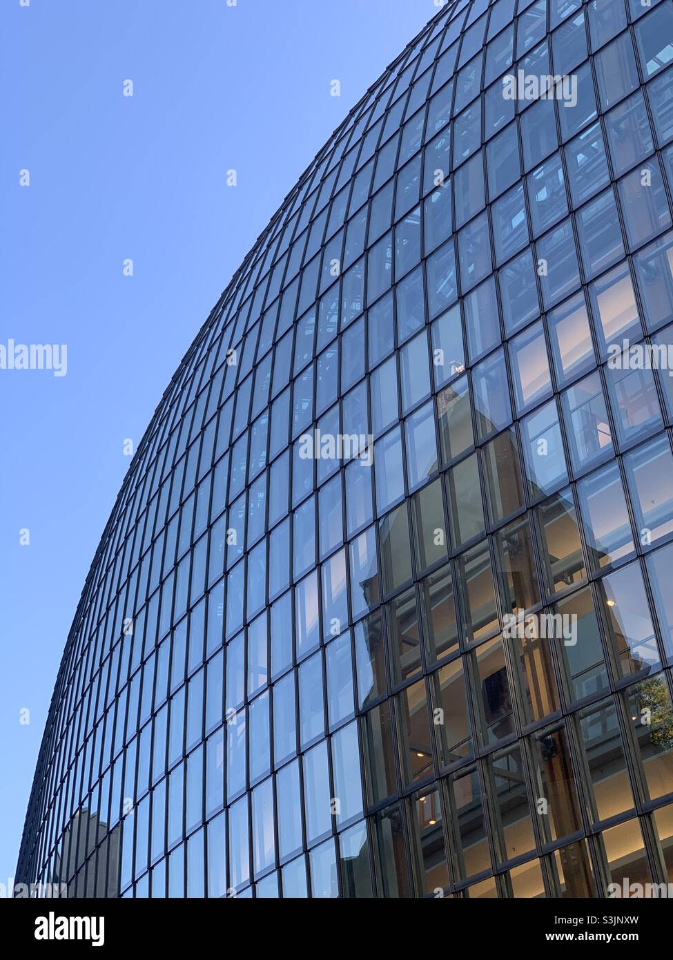 Curved glass building hi-res stock photography and images - Alamy