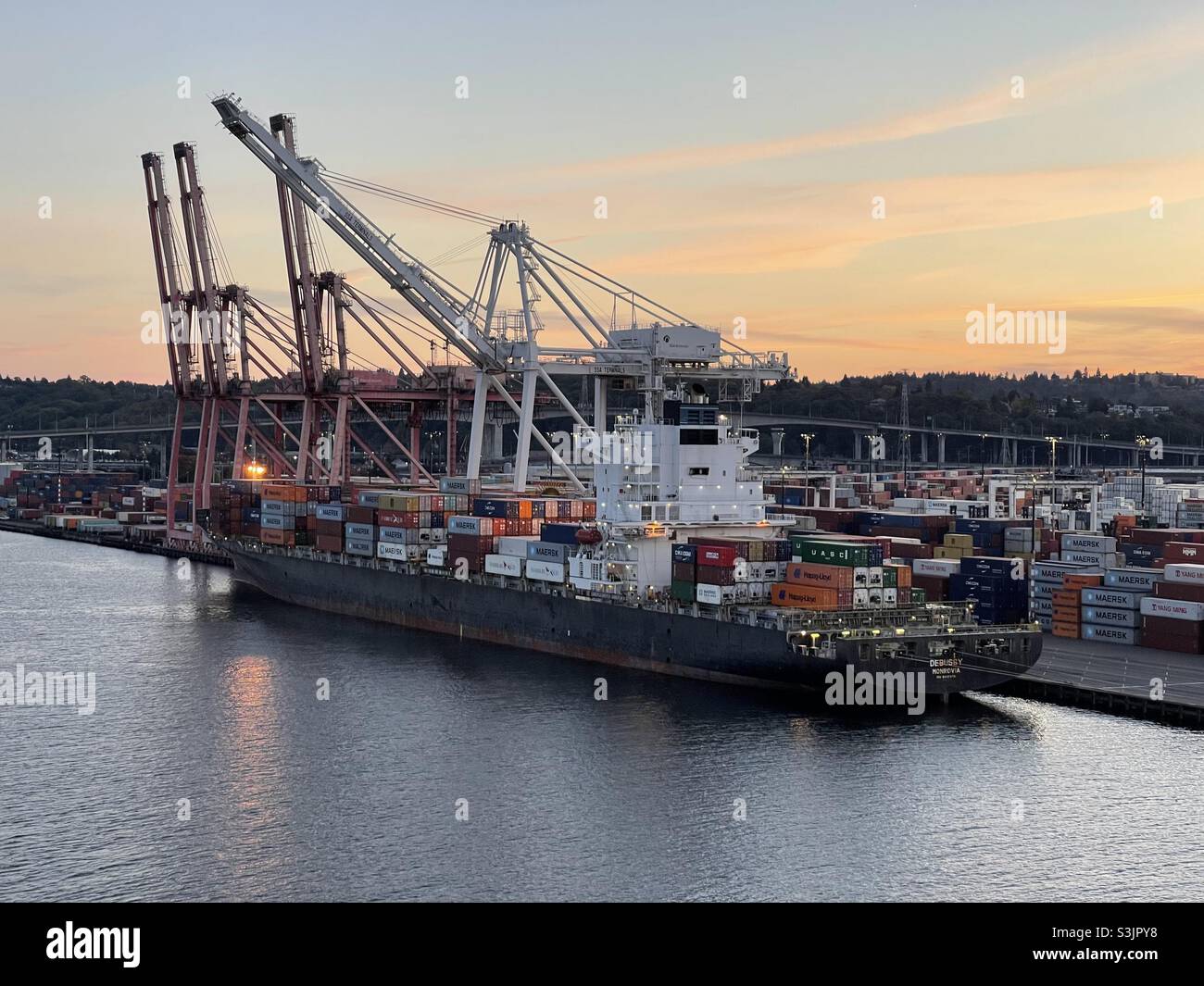 Gantry loading crane hi-res stock photography and images - Alamy