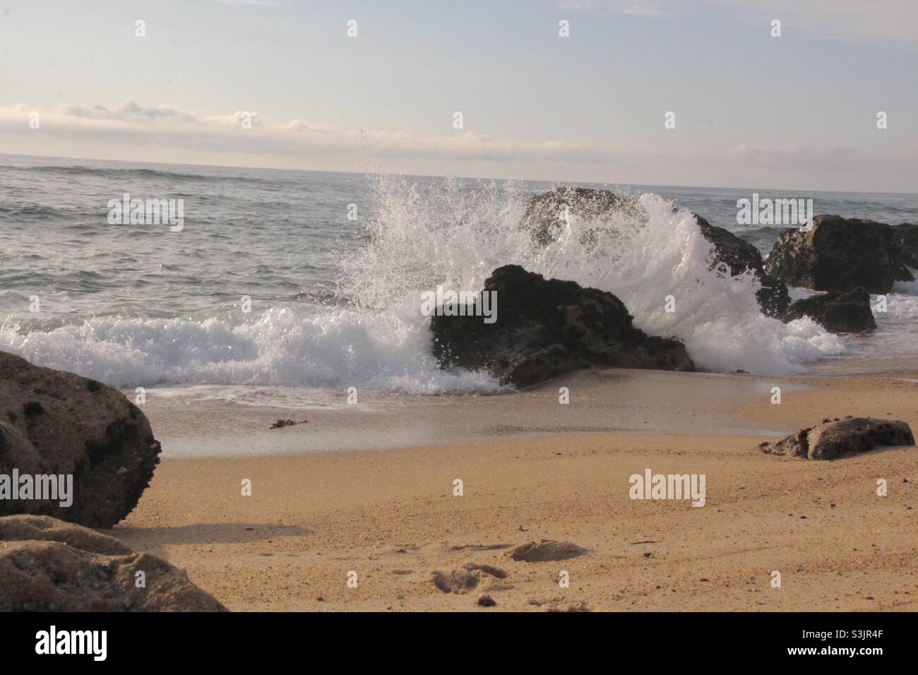 Wave hit the rock hi-res stock photography and images - Alamy