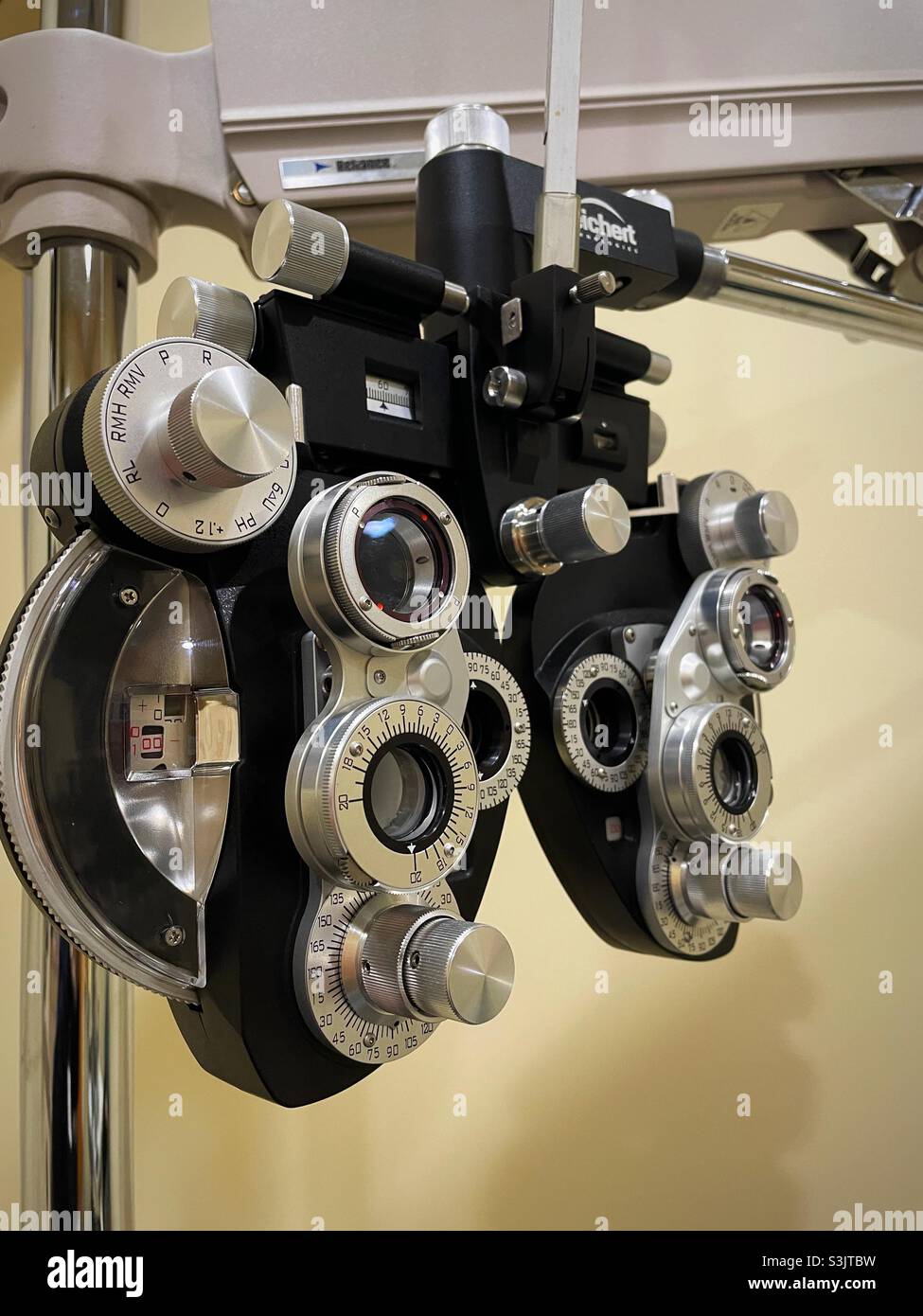 Phoropter refraction hi-res stock photography and images - Alamy