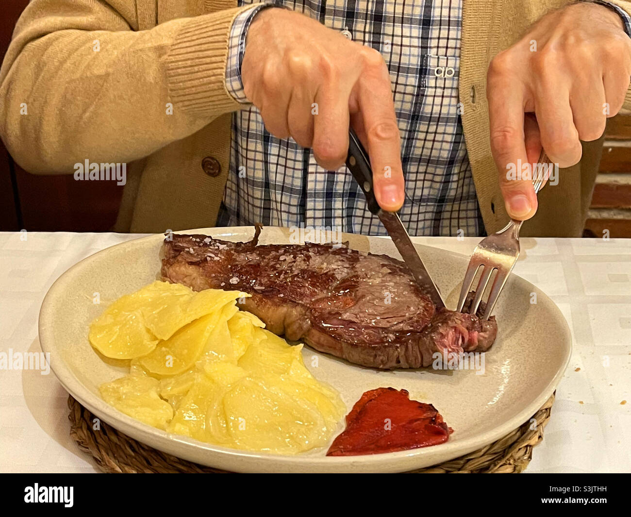 Hombre comiendo carne hi-res stock photography and images - Alamy