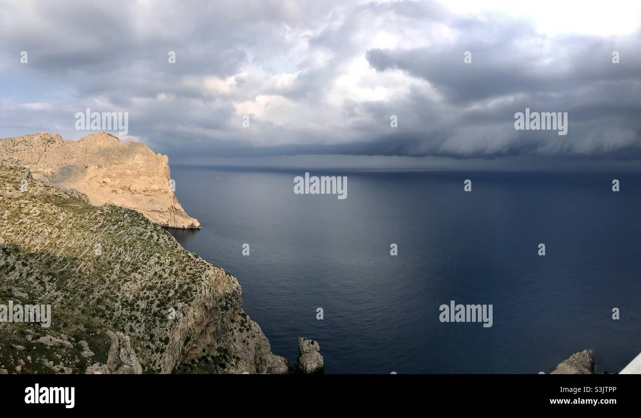 Dark storm approaching hi-res stock photography and images - Alamy