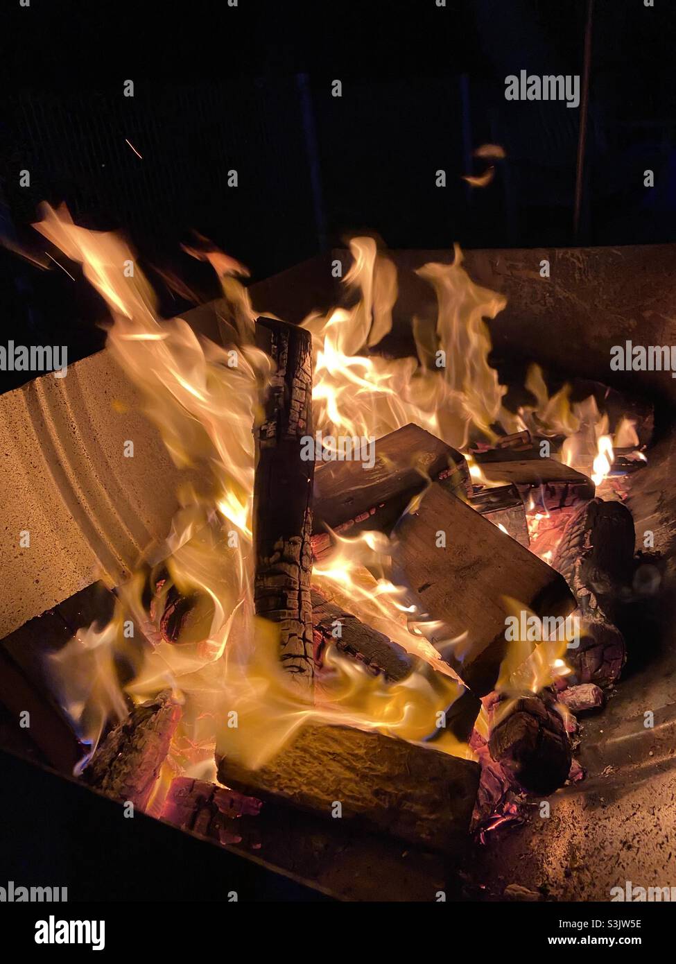 Fire in barrel hi-res stock photography and images - Alamy