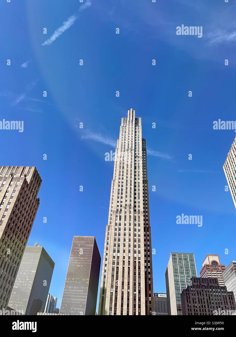 The Comcast building is the center skyscraper in Rockefeller Center ...