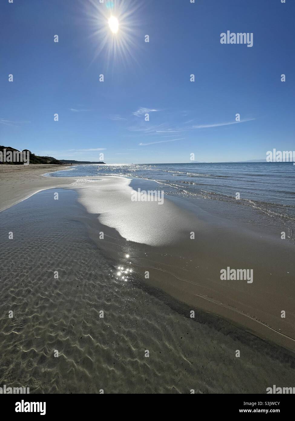 Sunshine reflects on beach Stock Photo - Alamy