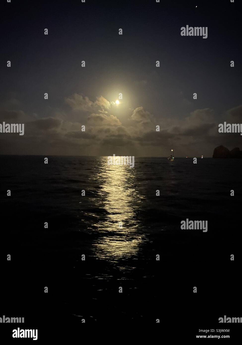 Moonlight ocean hi-res stock photography and images - Alamy