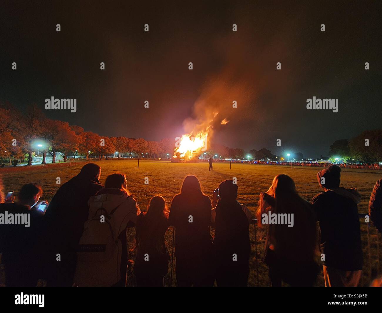 Fire camp people night hi-res stock photography and images - Alamy