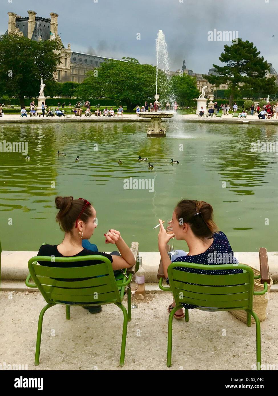 Smoking girls hi-res stock photography and images - Alamy