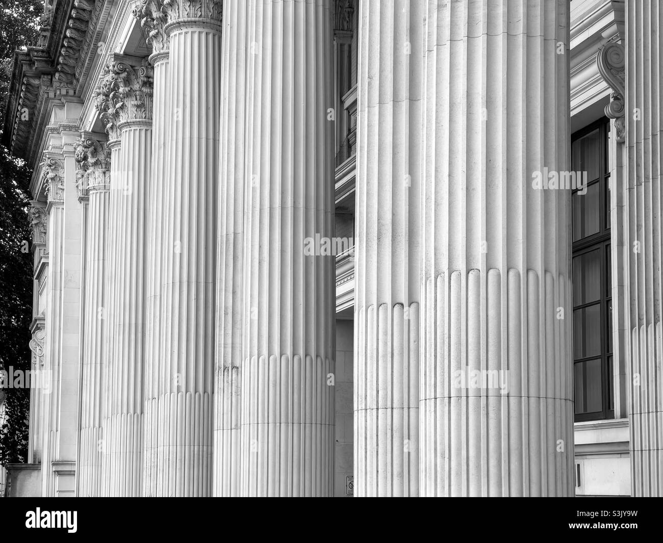 Structure with columns Black and White Stock Photos & Images - Alamy