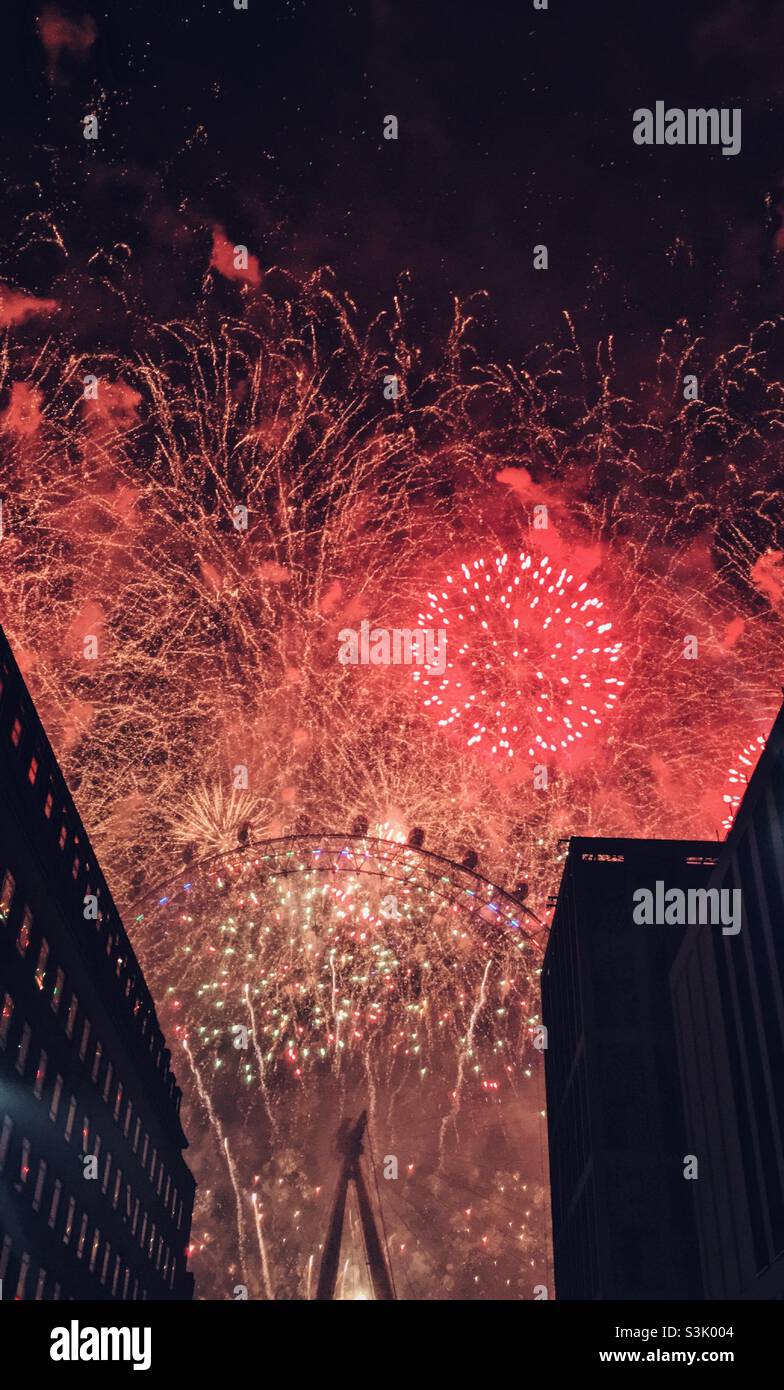 London nye fireworks hi-res stock photography and images - Alamy