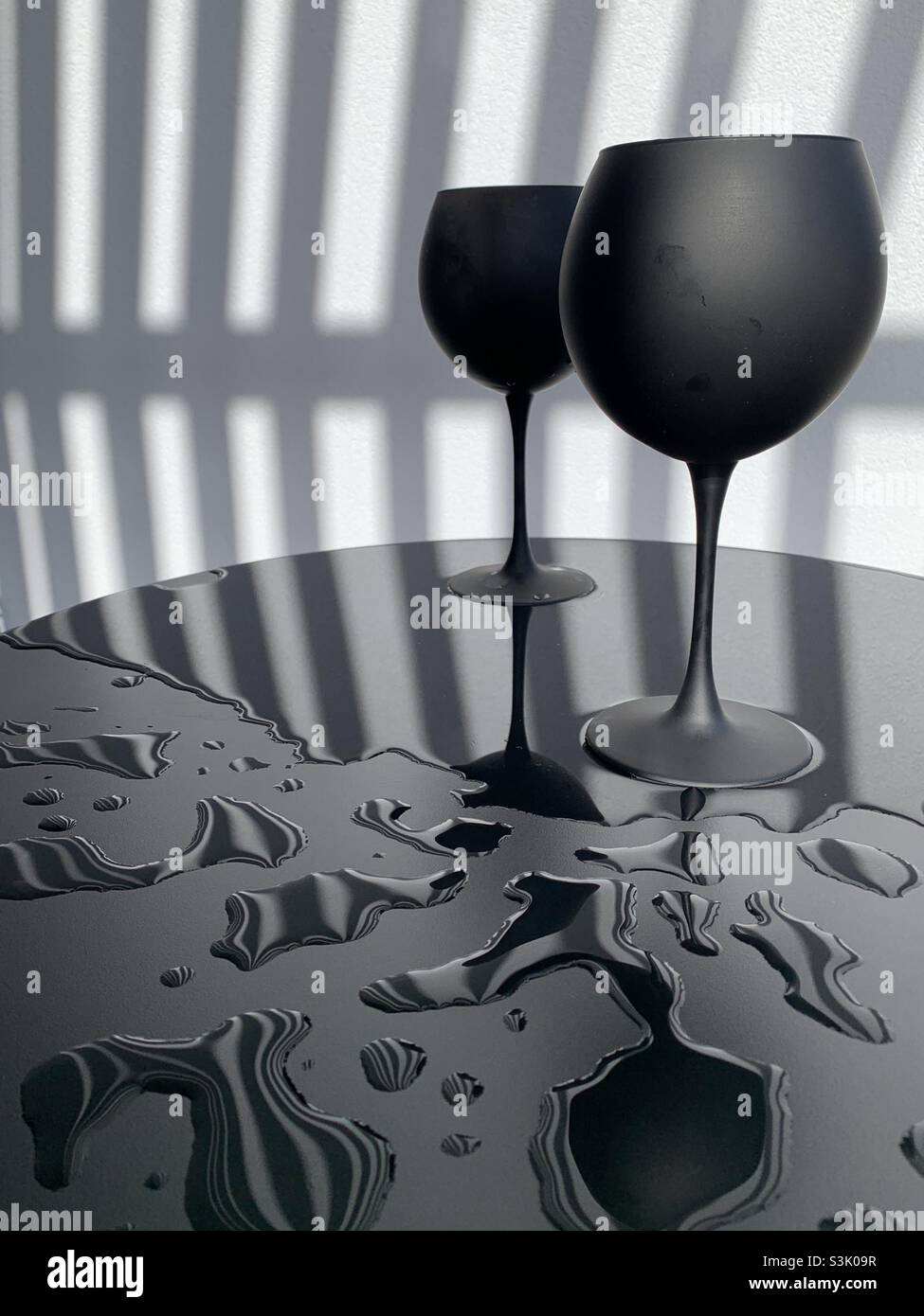 Wet table hi-res stock photography and images - Alamy