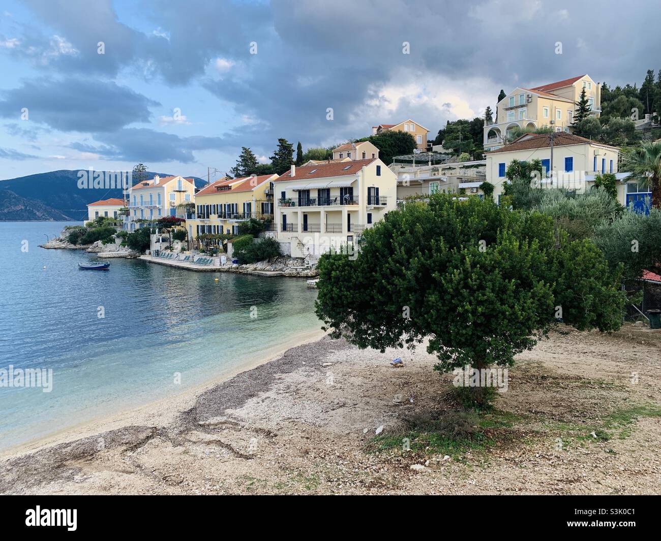 Fiskardo foki beach kefalonia fishing village Stock Photo - Alamy