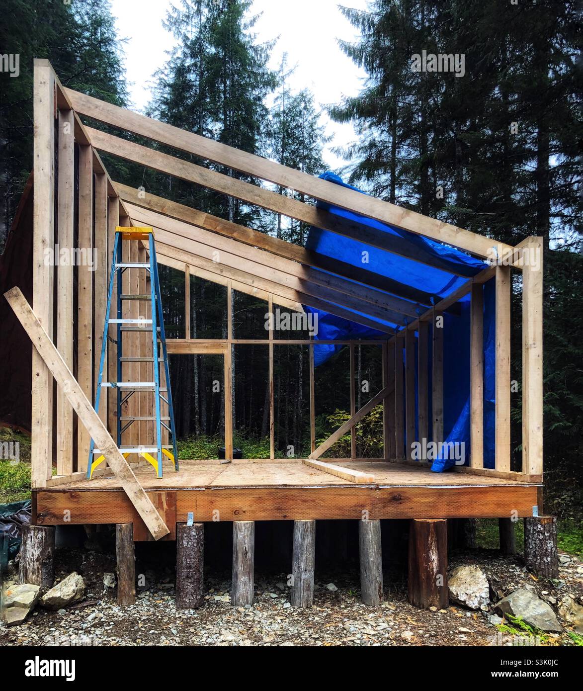 Alaska off grid house hi-res stock photography and images - Alamy