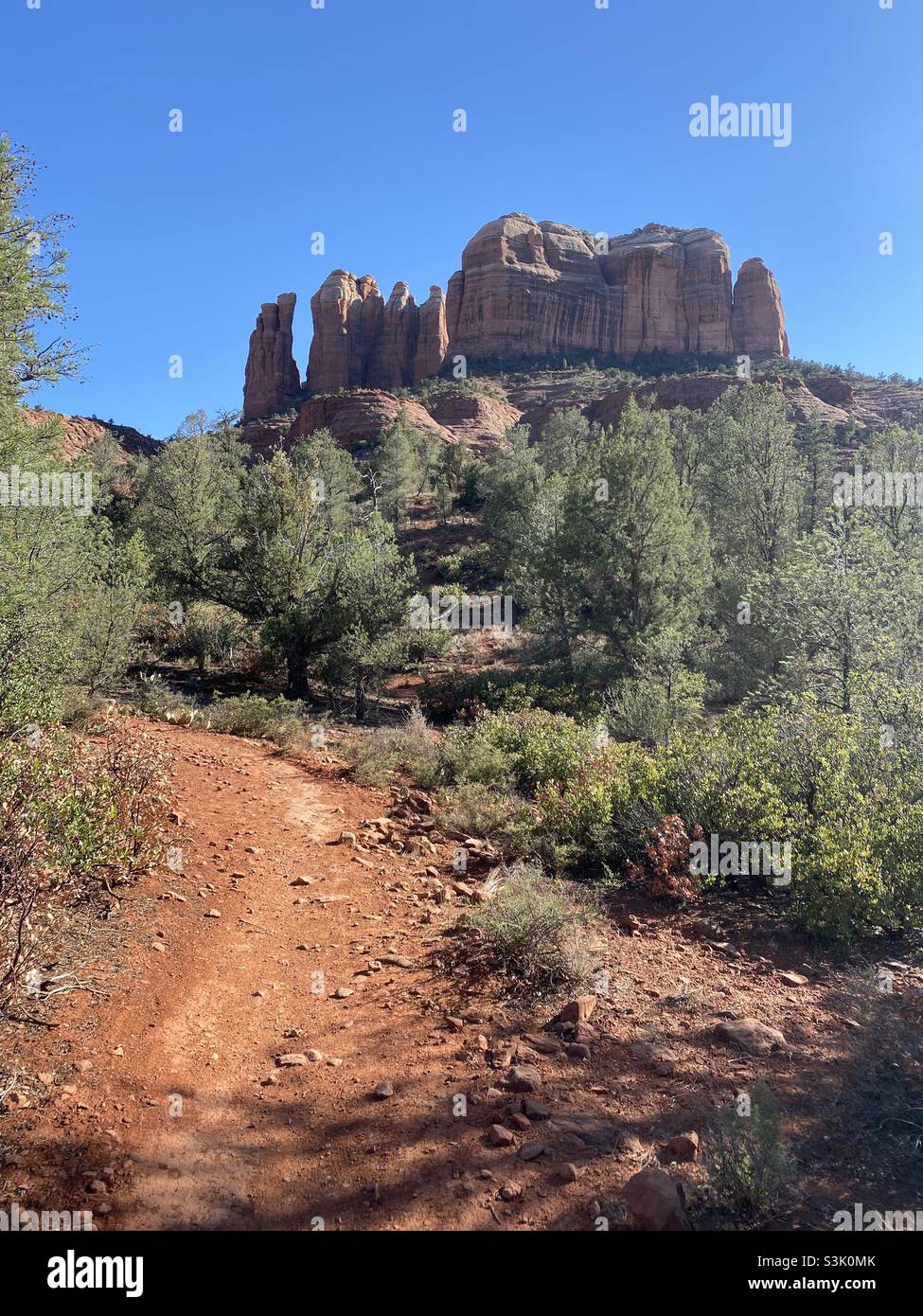 Hiking trail leading up to red rock formation Snoopy Rock in Sedona ...