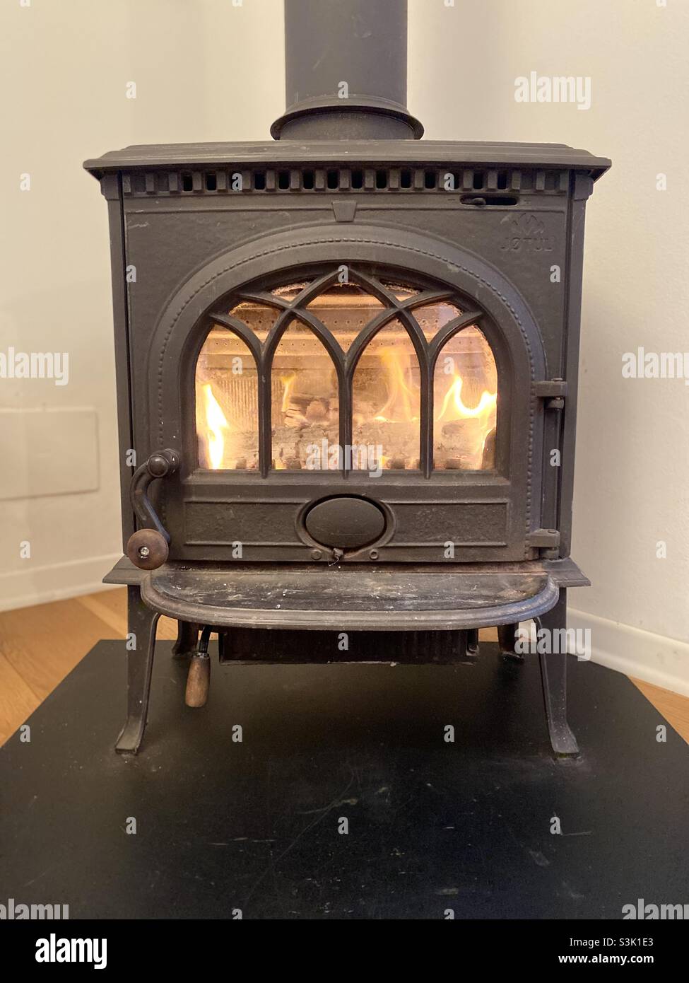 Iron wood burning stove hi-res stock photography and images - Alamy