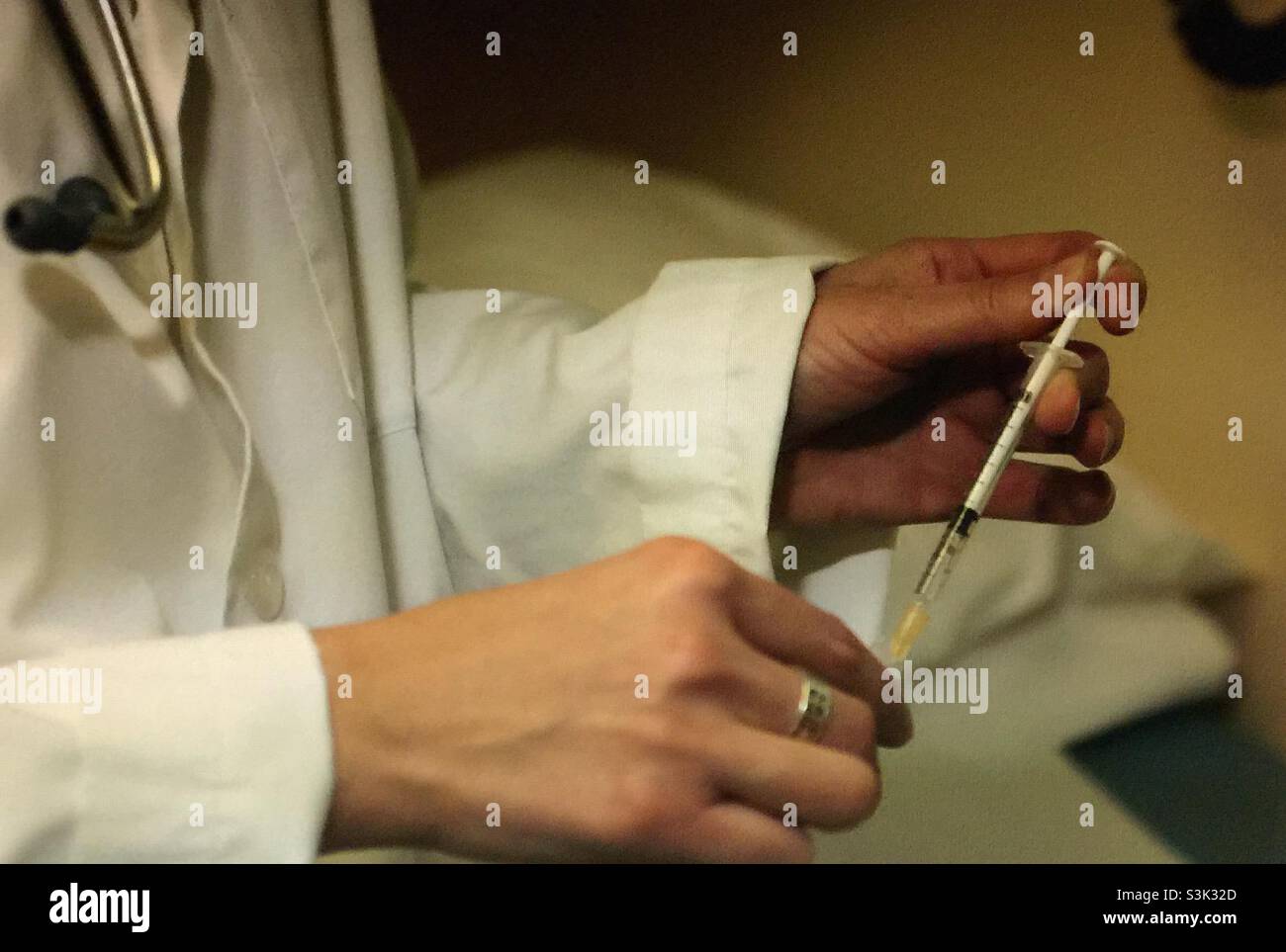 Nurse preparing injection hi-res stock photography and images - Alamy