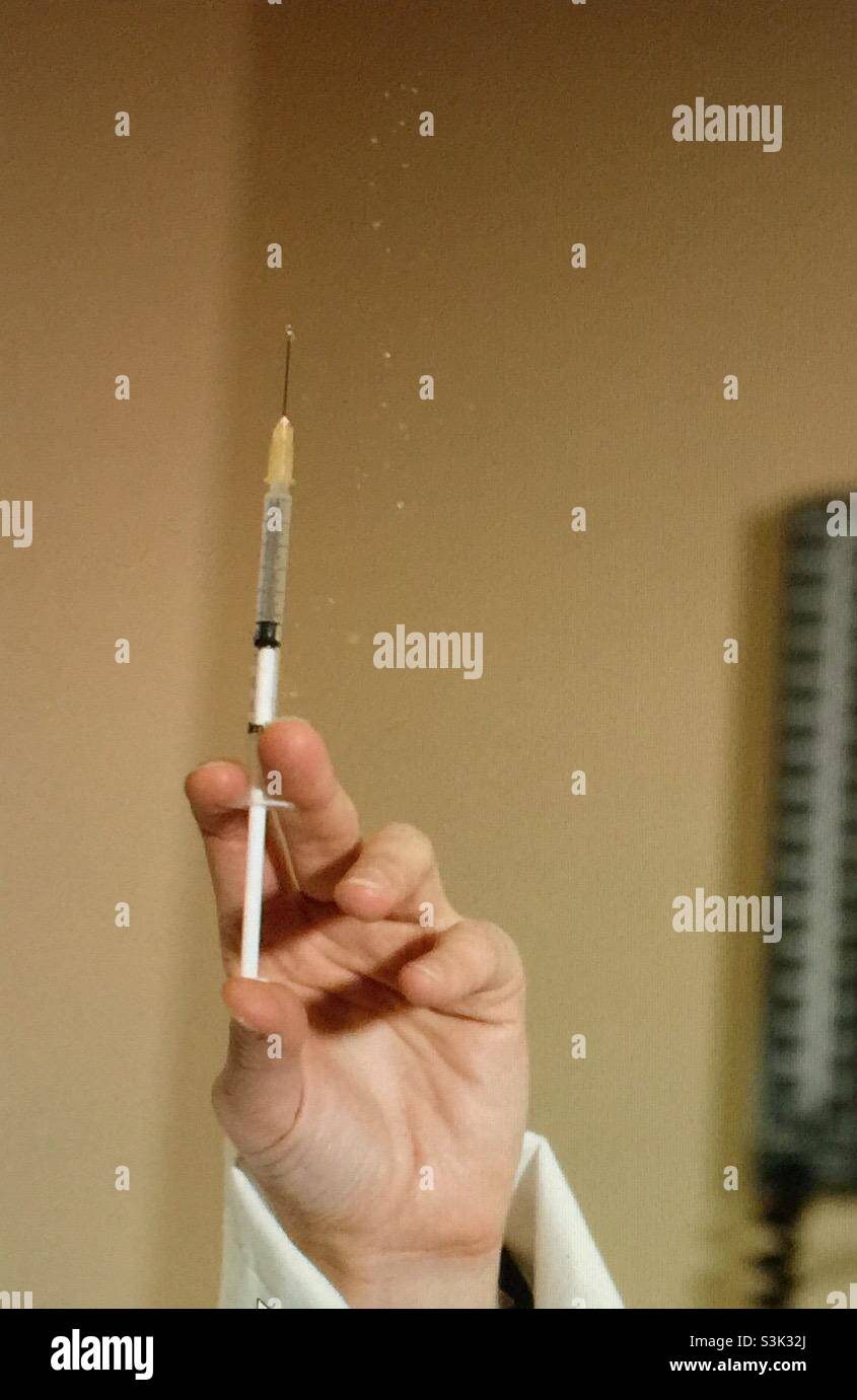 Doctor, nurse preparing for the injection Stock Photo - Alamy