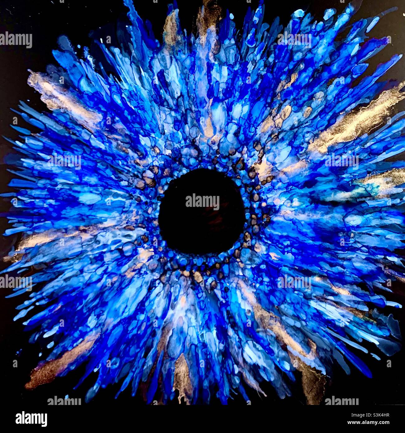 Alcohol ink iris eye pattern in blue and gold Stock Photo - Alamy