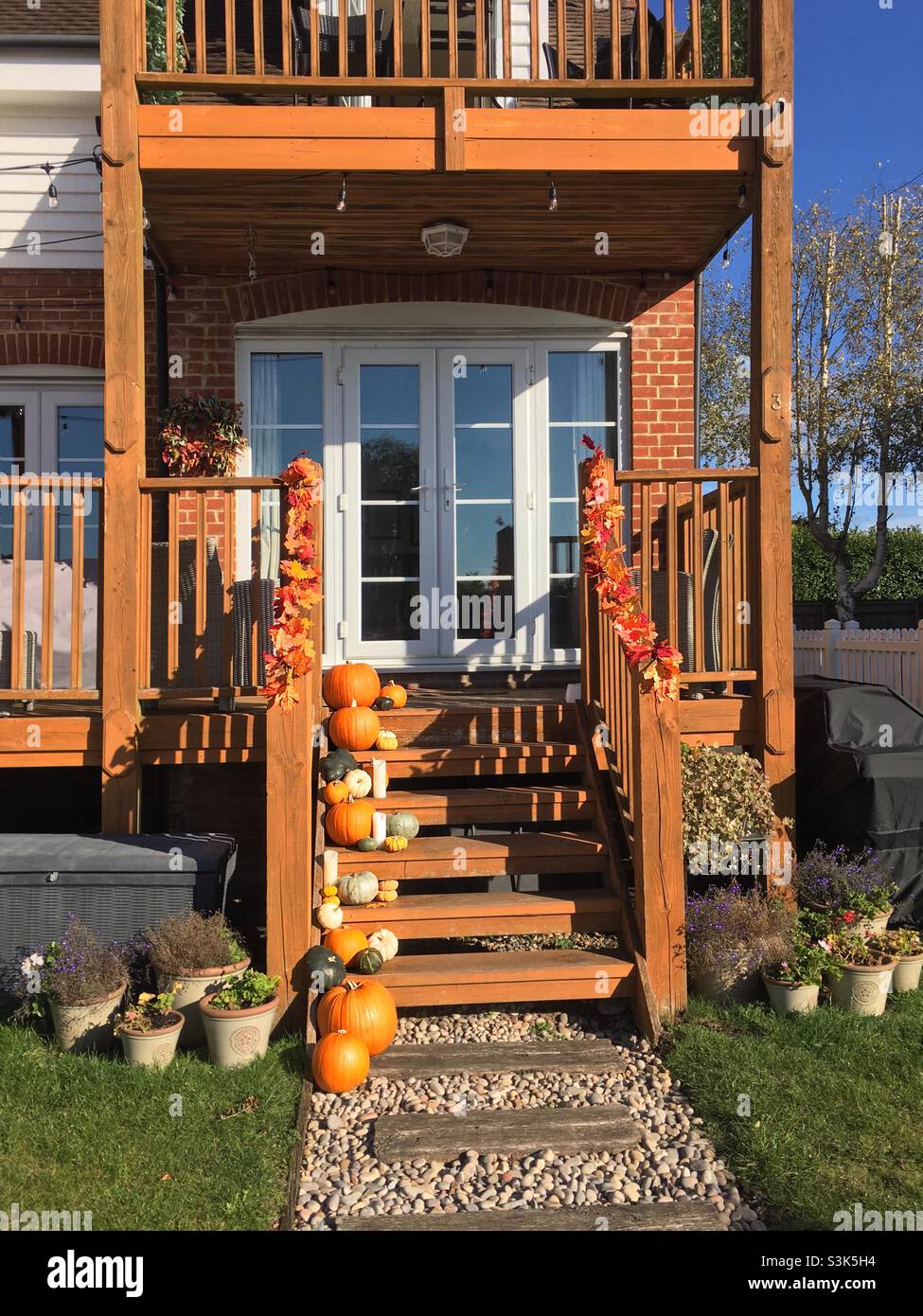 Pumpkins on steps hi-res stock photography and images - Alamy